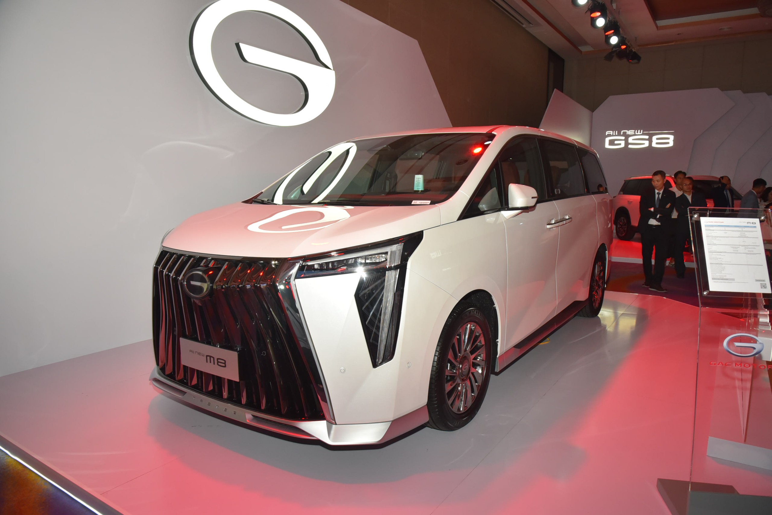 GAC M8 giá cao nhất gần 2,2 tỷ ngang Viloran: Mạnh nhất phân khúc, nội thất sang xịn với ghế ...